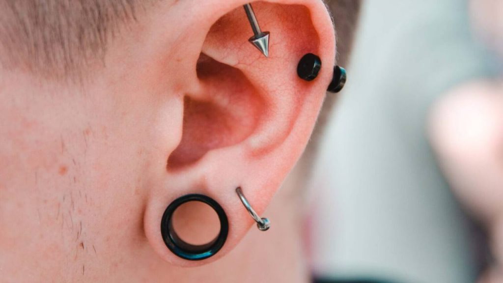 Piercing e buchi alle orecchie | Occhio alle infezioni: curati subito così