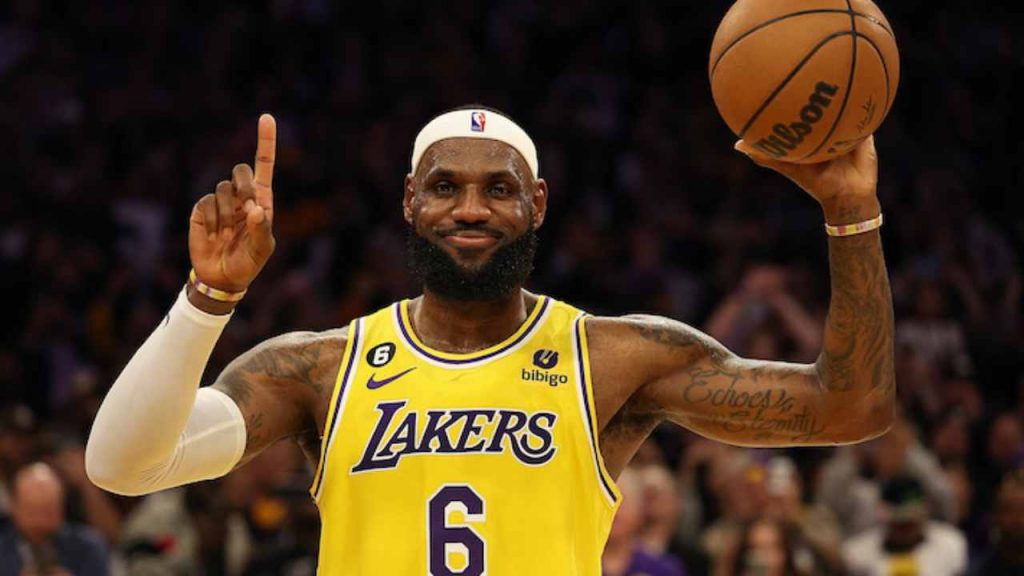 LeBron James segna il canestro dei record storico, partita interrotta ...